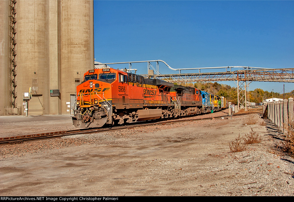 BNSF 5956 Leads M-LINLIN1-27